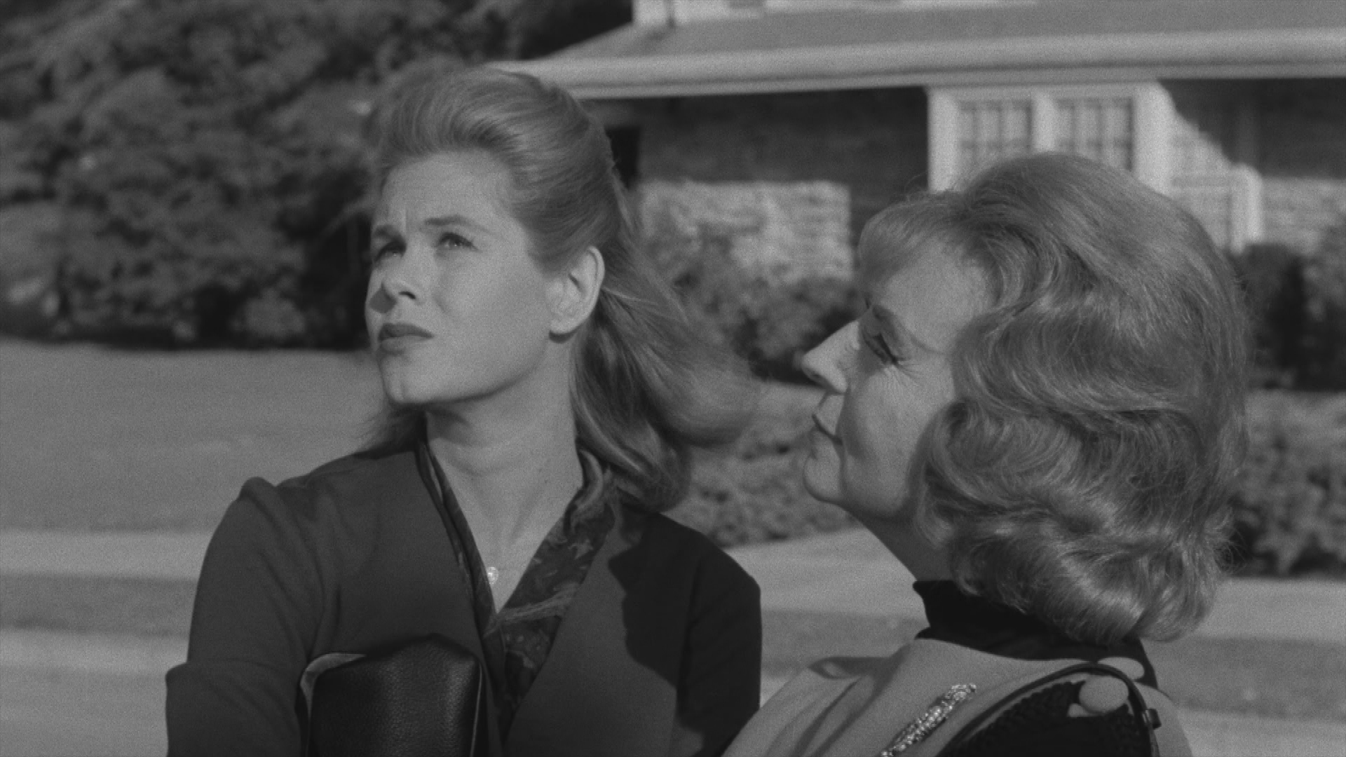 Verliebt in eine Hexe Staffel 1 Folge 2: Hauskauf