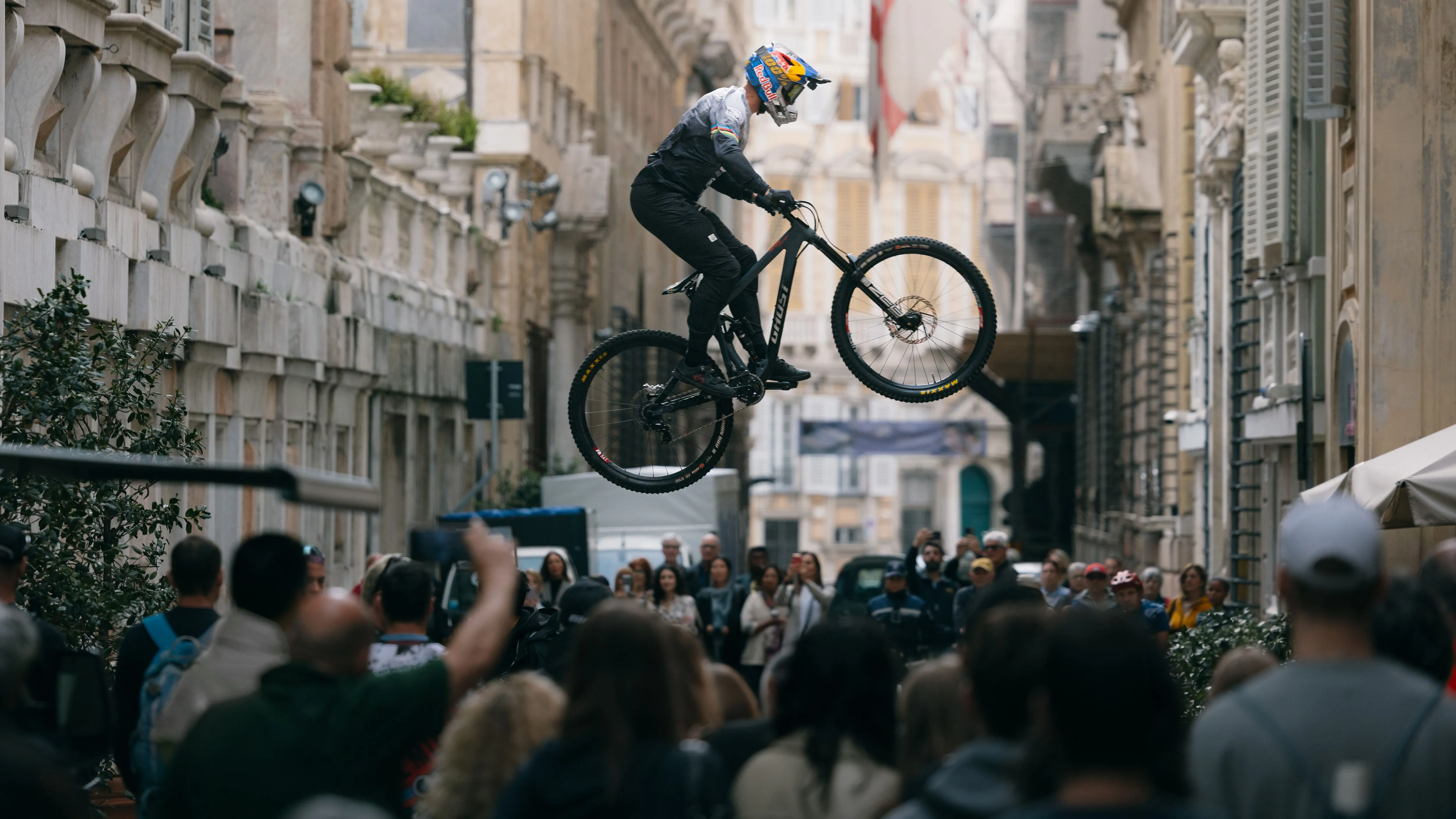 "Red Bull Cerro Abajo" in Genua: das Rennen um den Gesamtsieg im ...
