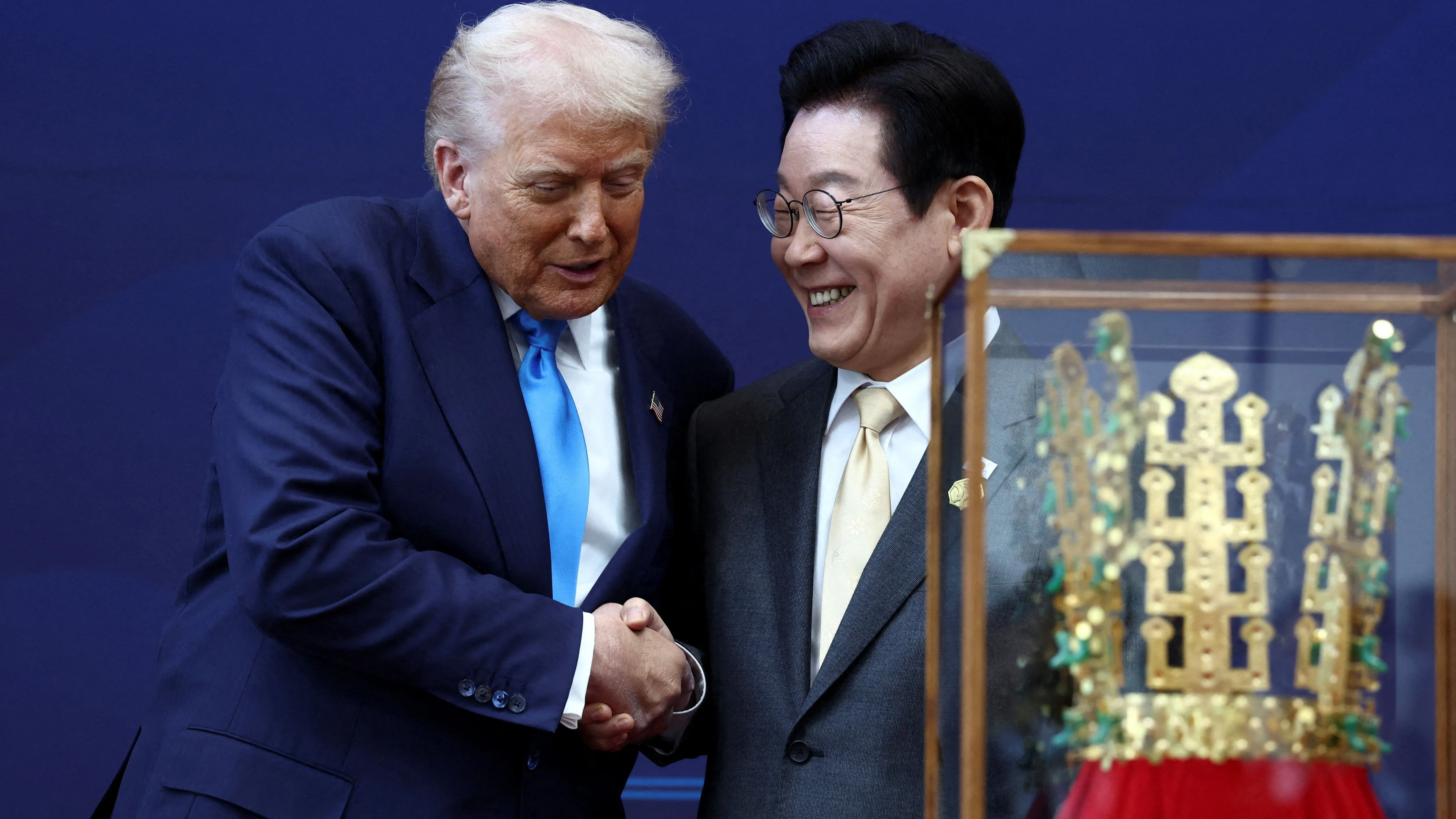 Trump bekommt von Südkoreas Staatschef goldene Krone geschenkt