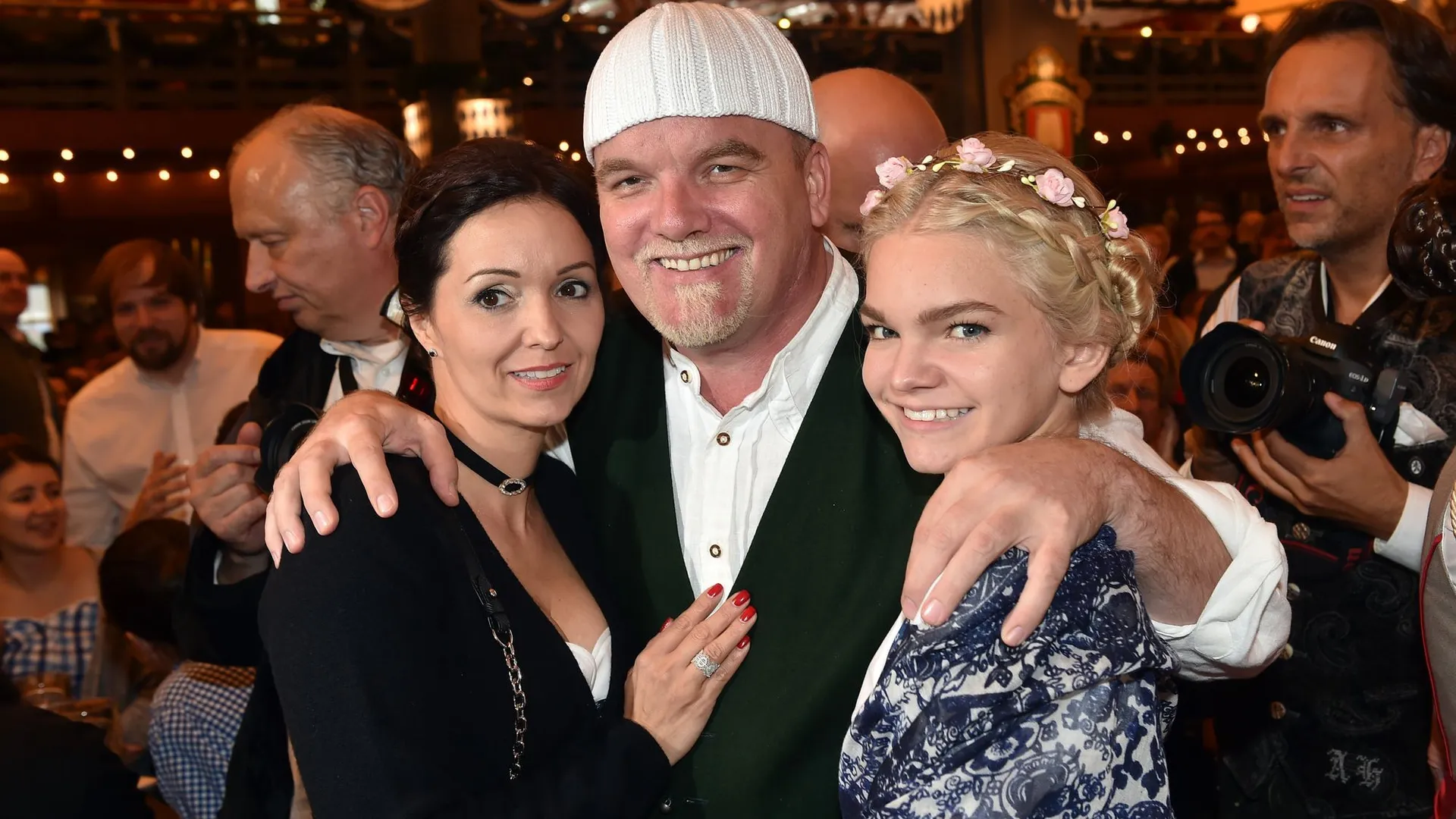 Folge DJ Ötzi und Tochter Lisa-Marie Friedle ins "Land der 'Stillen Nacht'"