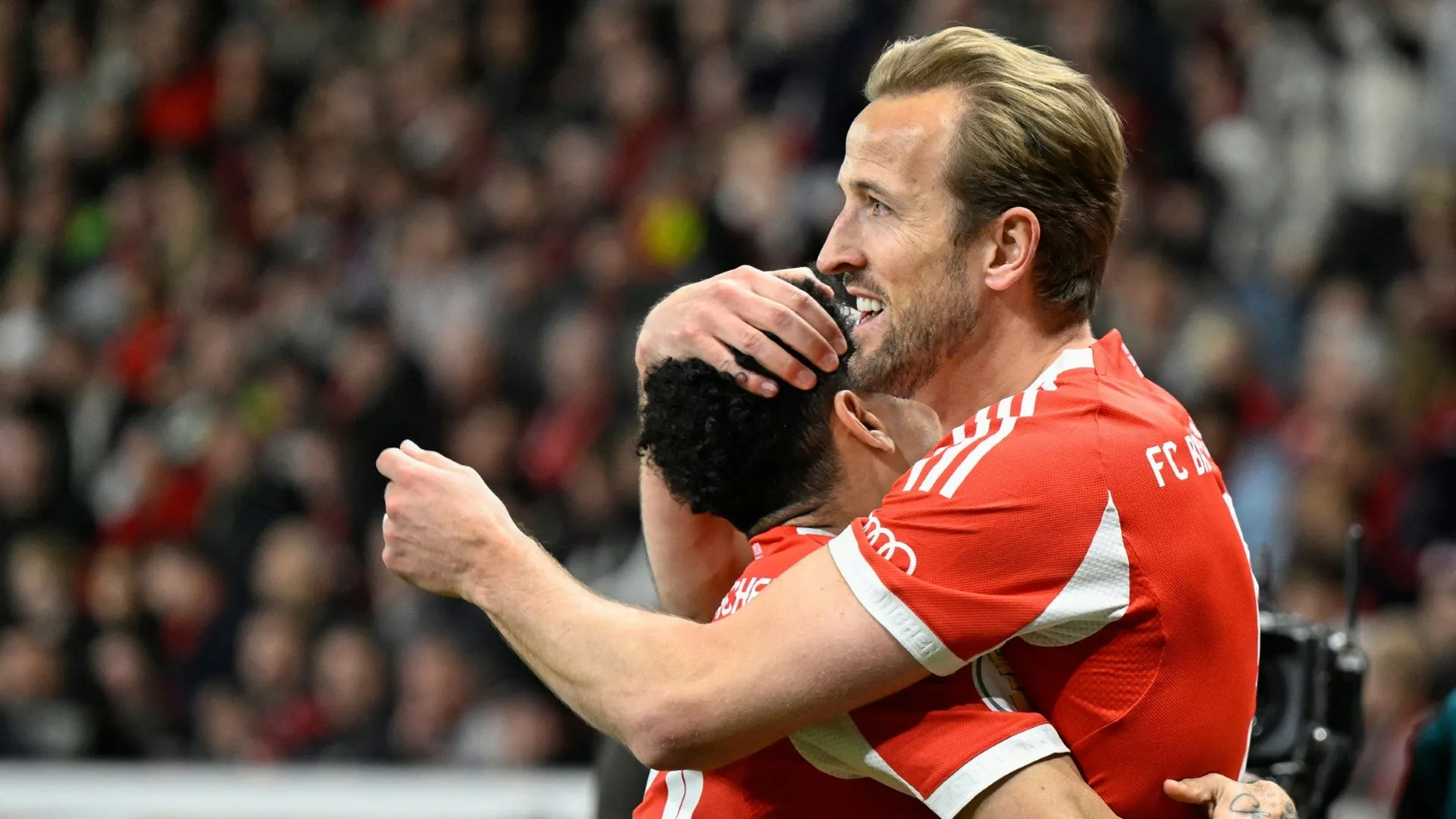 FC Bayern München siegt bei Bayer Leverkusen und steht im Pokalfinale ...