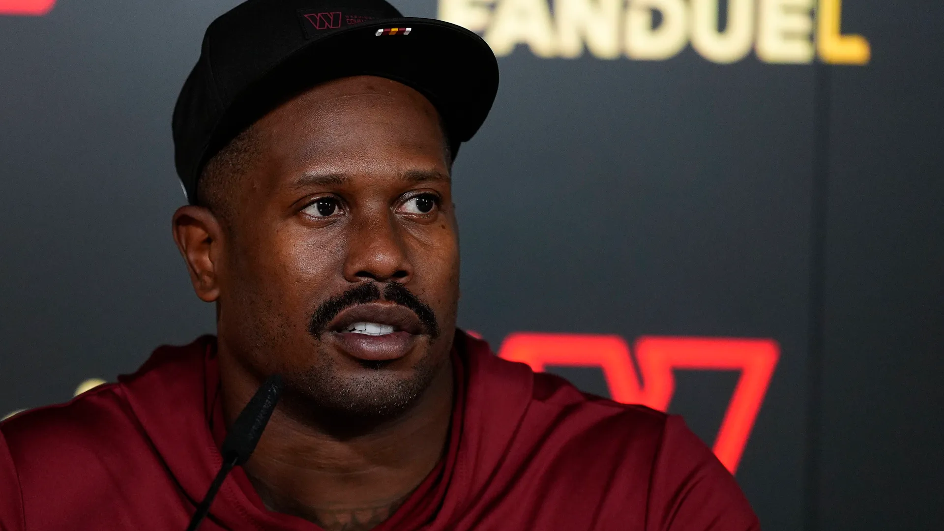 NFL: Super Bowl Champion Von Miller bietet sich bei Ex-Team an - News ...